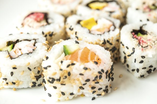 Uramaki: tudo sobre o sushi invertido - bemafiada.com